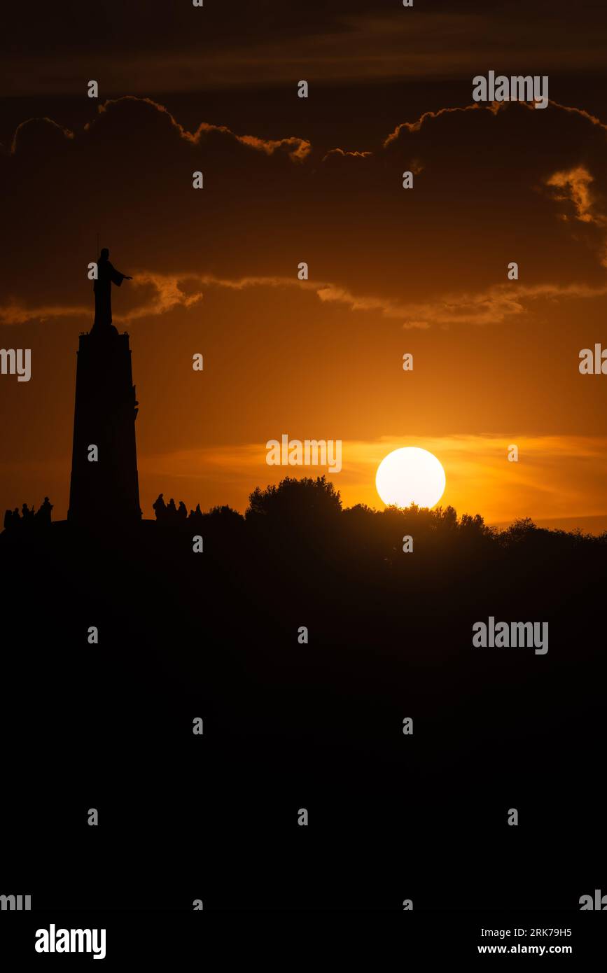 Golden jesus christ statue hi-res stock photography and images - Alamy