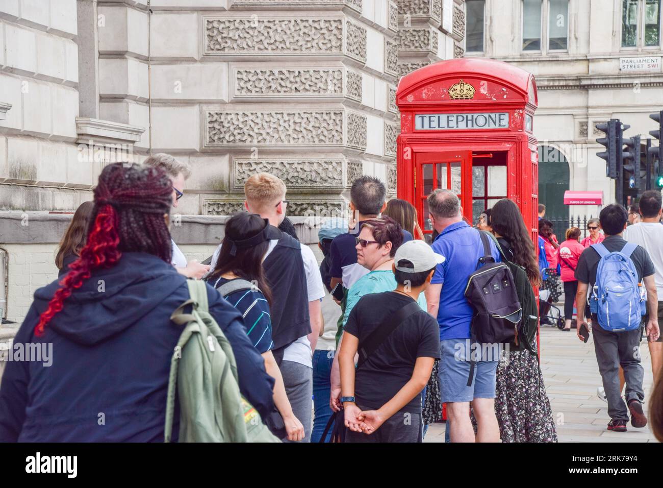London, UK. 24th August 2023. Tourists queue to take selfies next to a ...