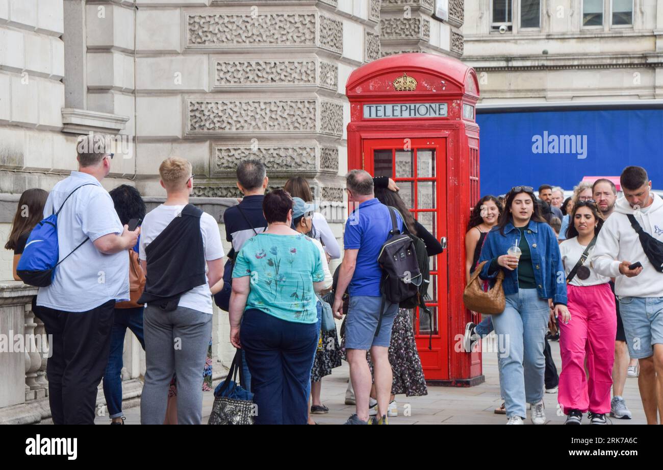 London, UK. 24th August 2023. Tourists queue to take selfies next to a ...