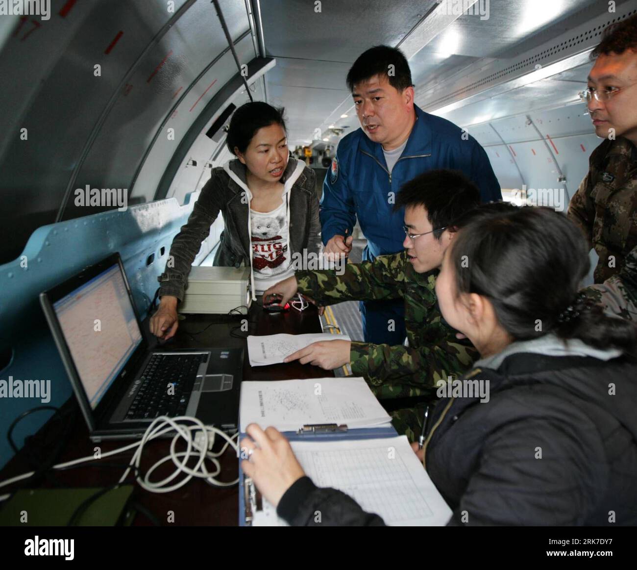 Military meteorologists hi-res stock photography and images - Alamy