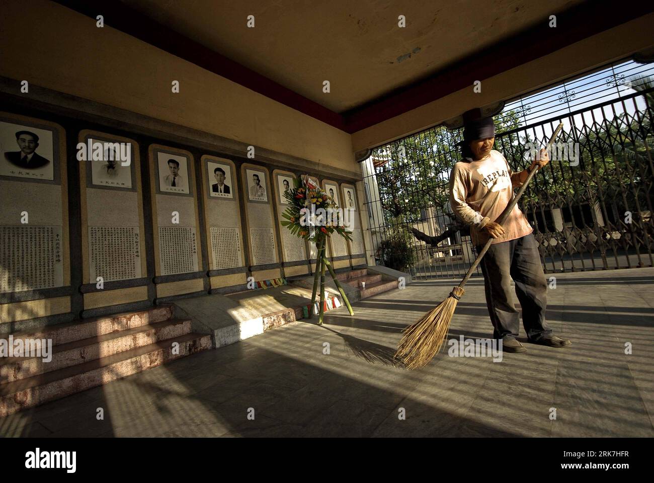 Tong war hi-res stock photography and images - Alamy