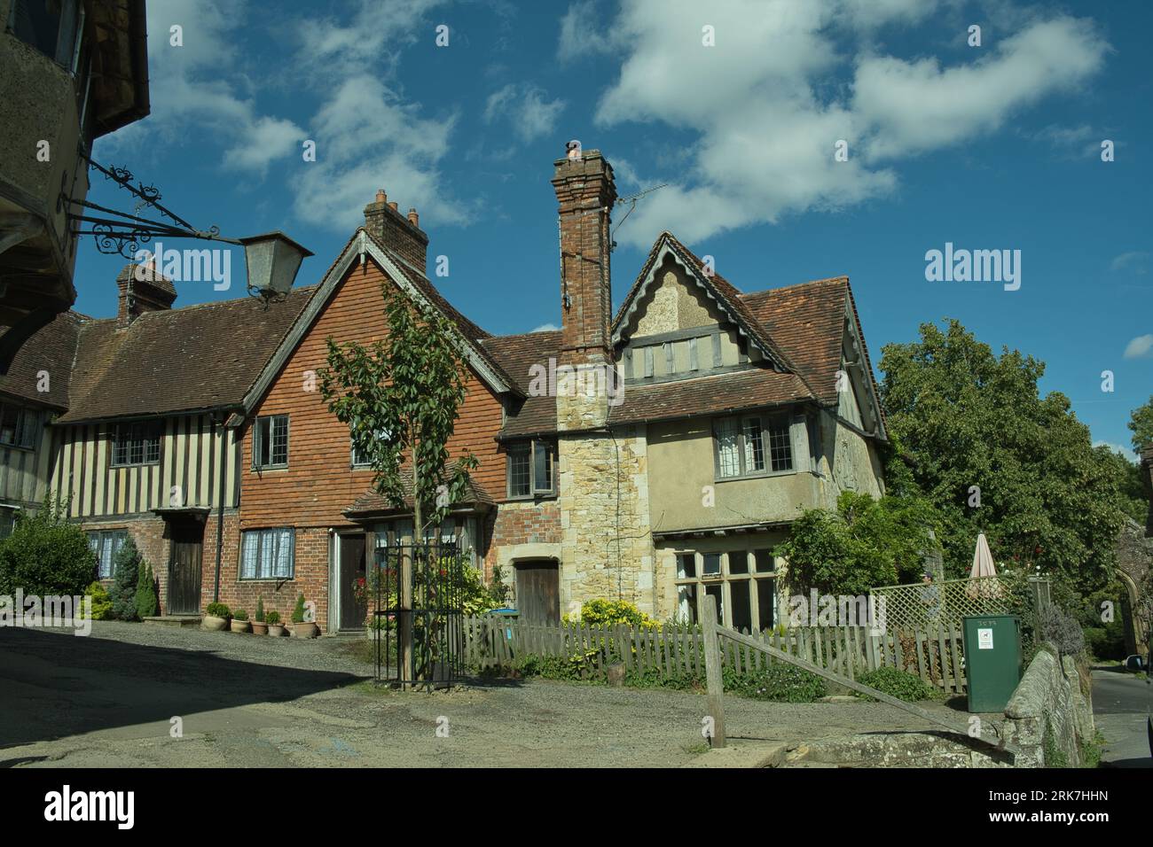 Old english houses hi-res stock photography and images - Alamy