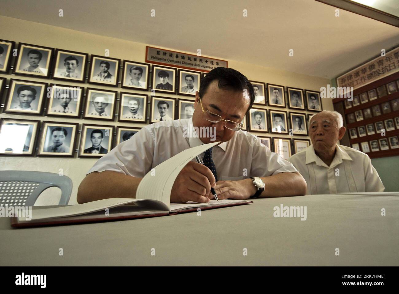 Tong war hi-res stock photography and images - Alamy