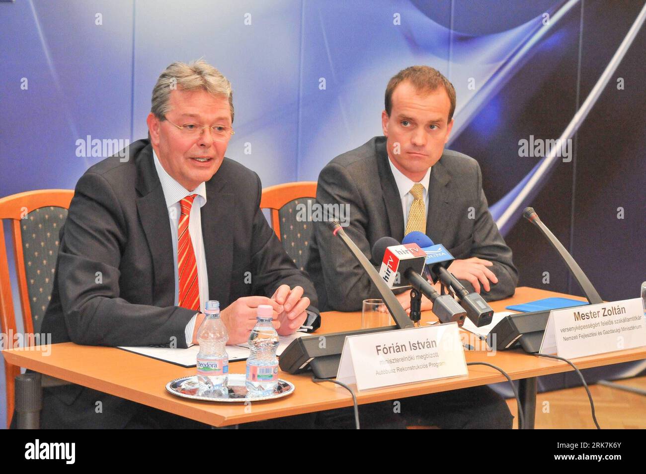 (100407) -- BUDAPEST, April 7, 2010 (Xinhua) -- Istvan Forian (L), the ...