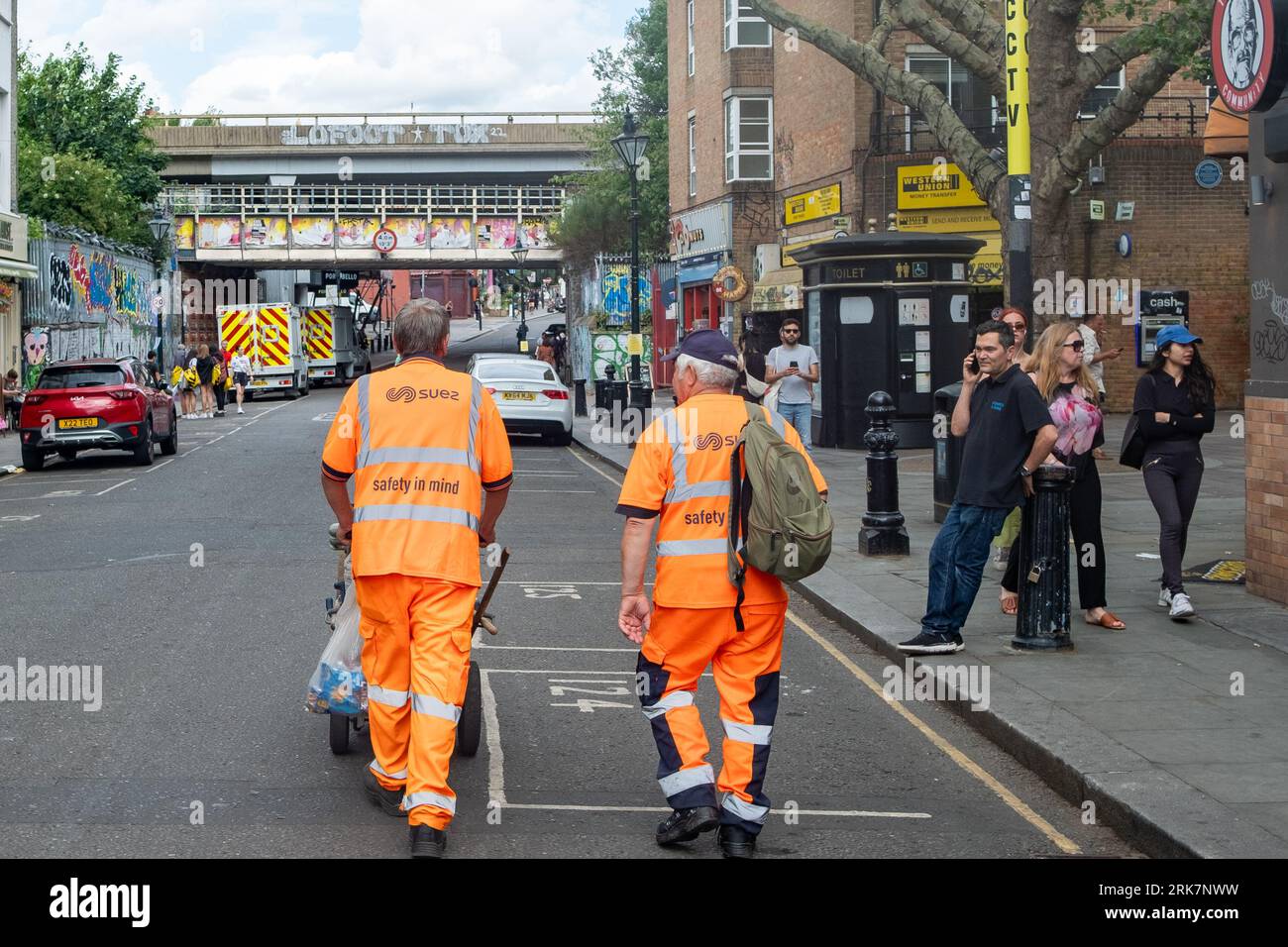 London street cleaning hi-res stock photography and images - Alamy