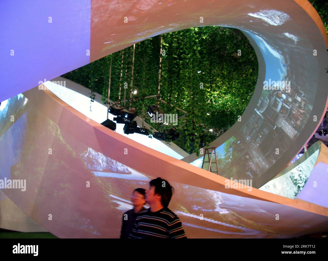 Long men pavilion hi-res stock photography and images - Alamy