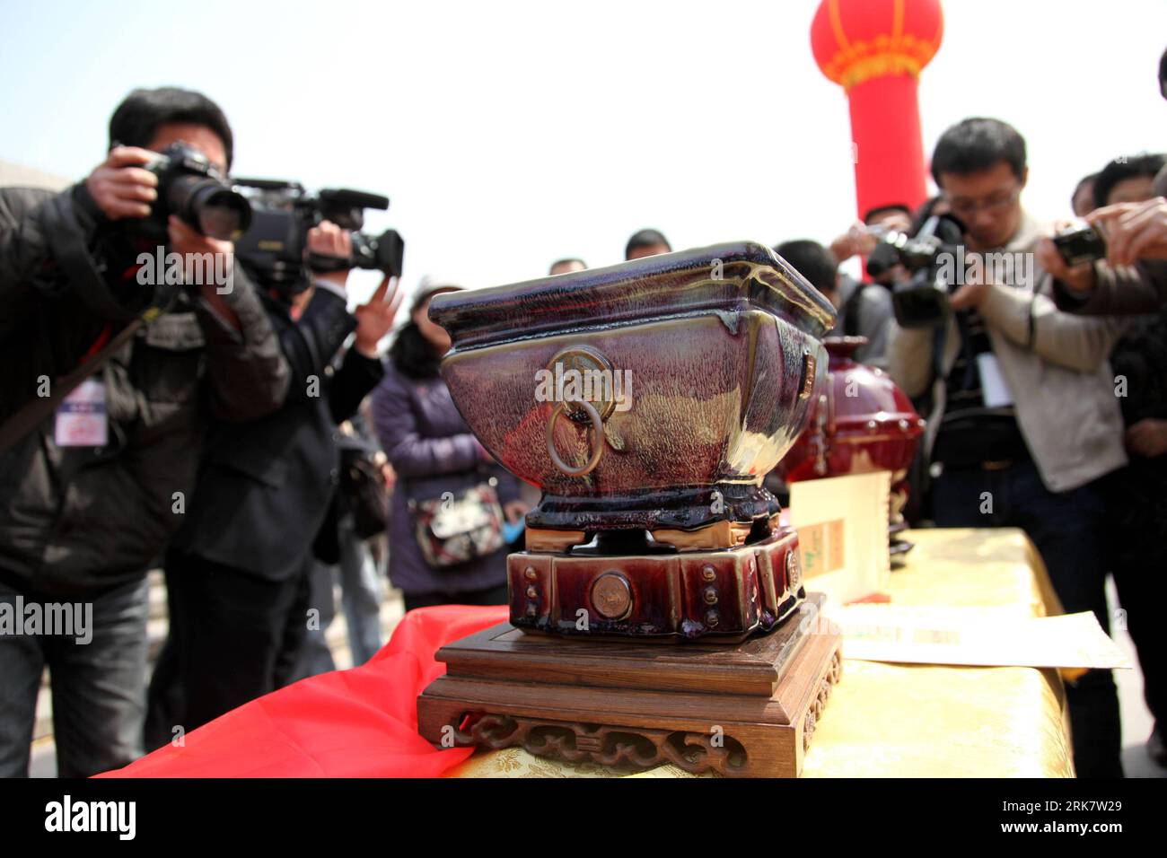 Prompt craft hi-res stock photography and images - Alamy