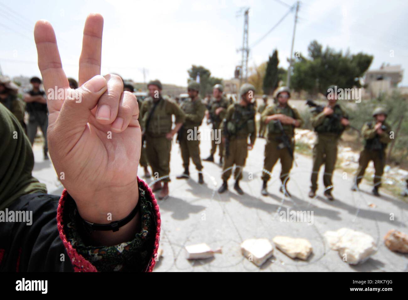 Palestinian prisoners peace sign hi-res stock photography and images ...