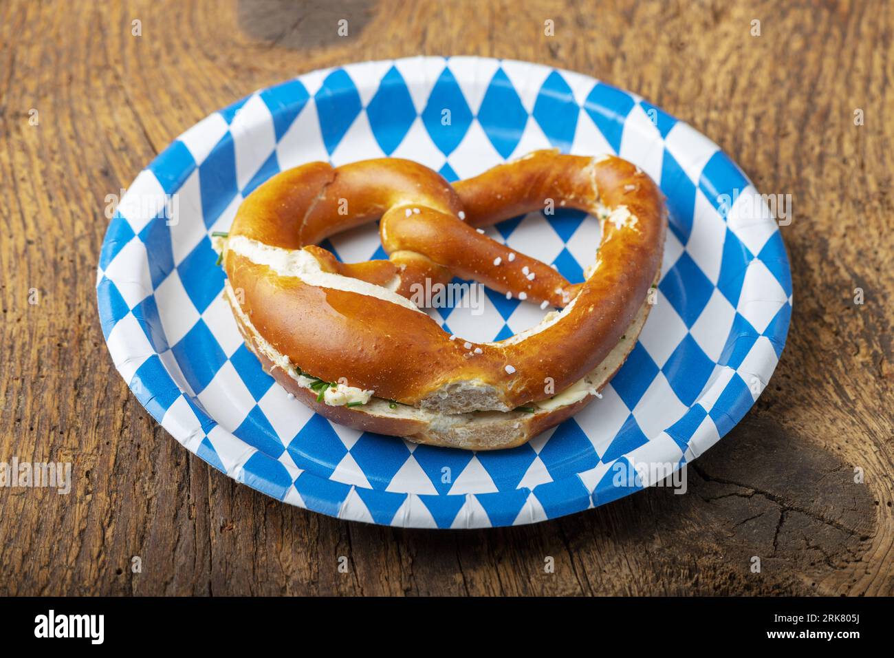 Bayerische brezel auf weiss blauem teller hi-res stock photography and images - Alamy