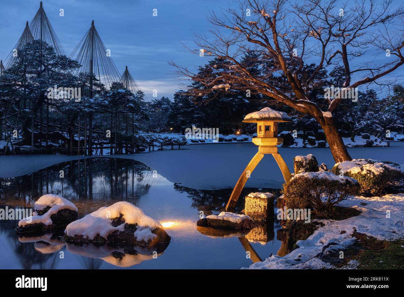 Kasumi Pond in Kenrokuen Garden in Kanazawa, Japan, at night and in ...