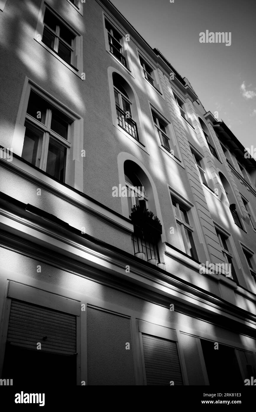 Building black white hi-res stock photography and images - Alamy