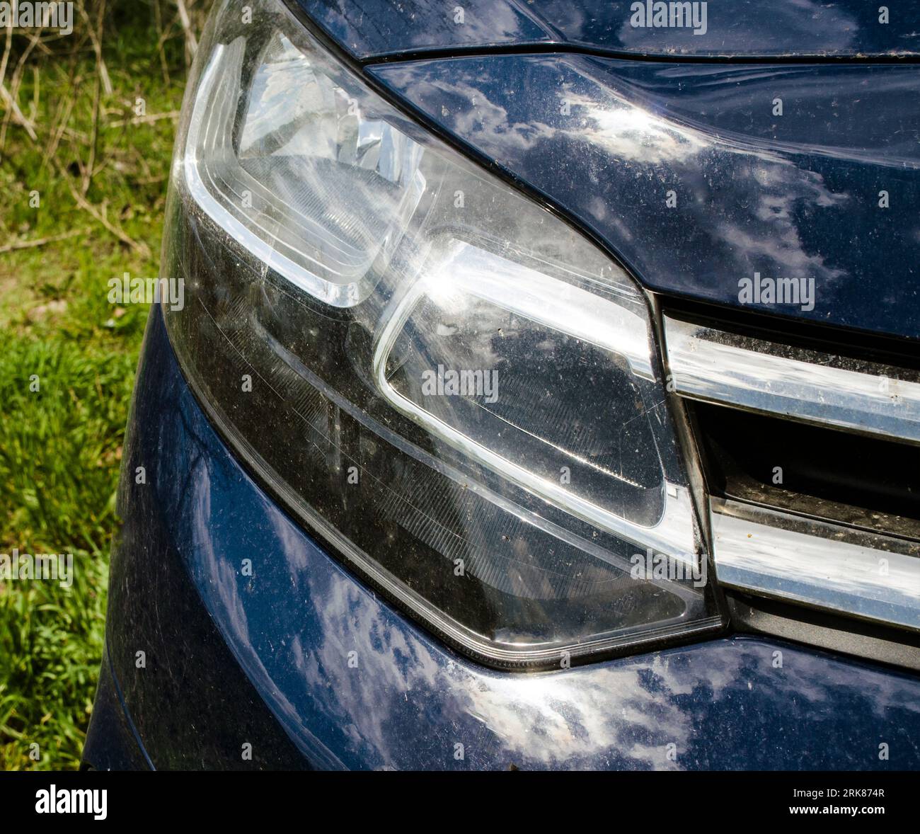 Car with one headlight on hi-res stock photography and images - Alamy