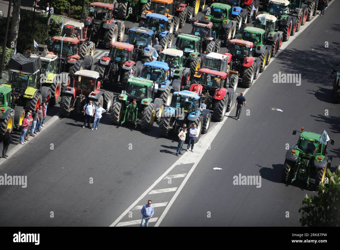 Paris tractors demonstrate hi-res stock photography and images - Alamy