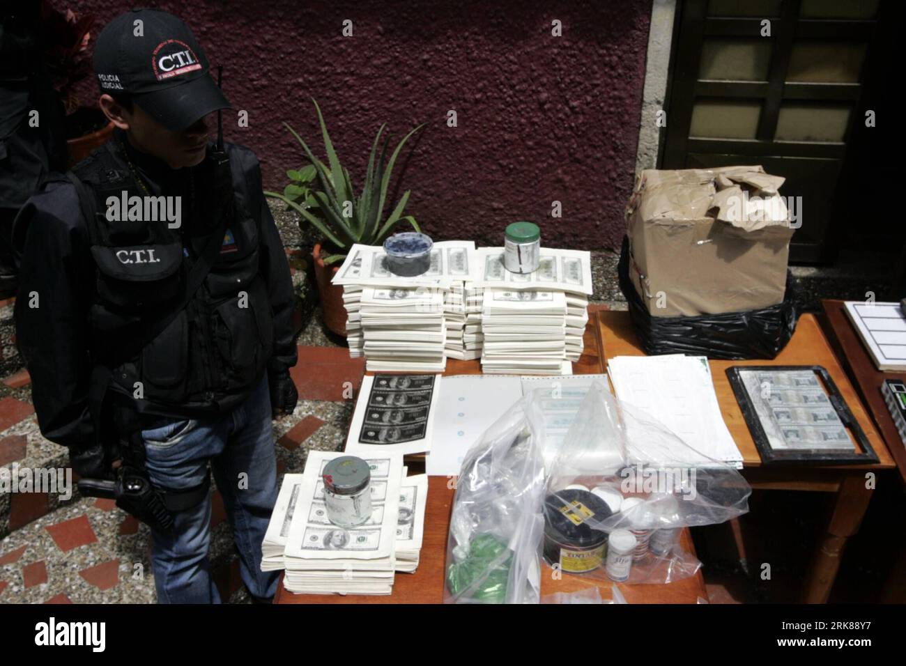 Colombia police bills hi-res stock photography and images - Alamy