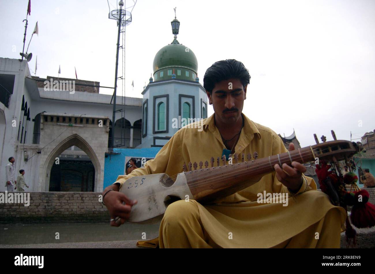 Pakistani musicians hi-res stock photography and images - Alamy