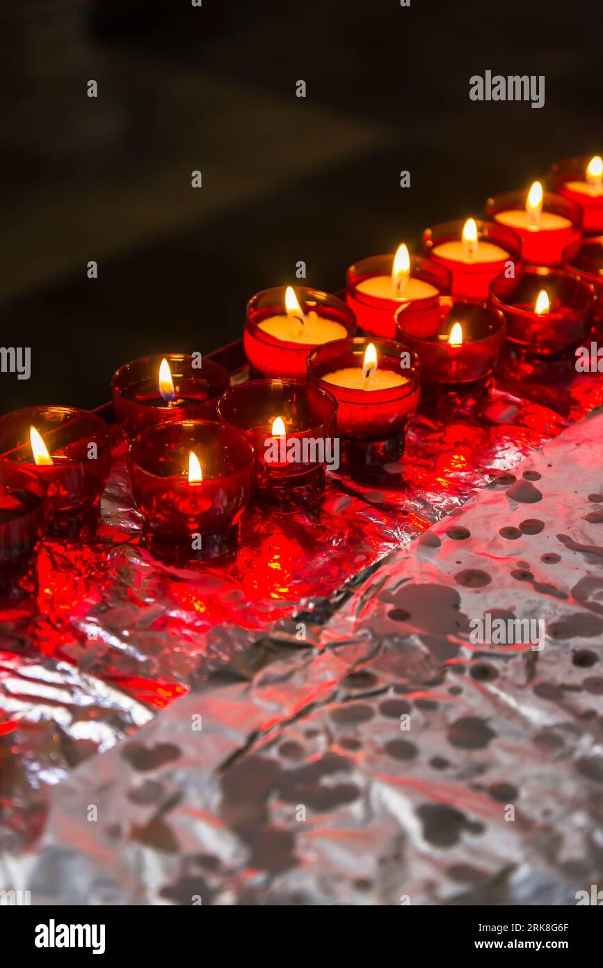 Lit tea lights hi-res stock photography and images - Alamy