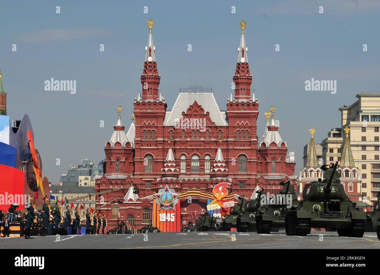 Parade roter platz panzer hi-res stock photography and images - Alamy