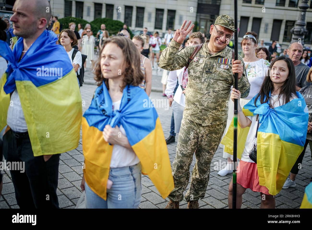 Berlin, Germany. 24th Aug, 2023. A Ukrainian veteran salutes during a ...