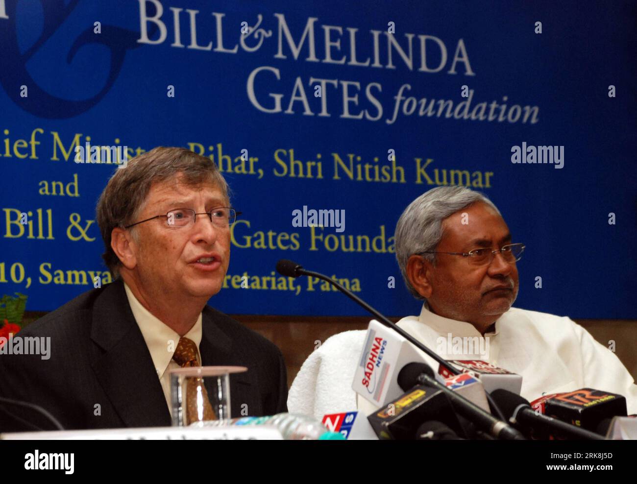 Bill gates addresses the media hi-res stock photography and images - Alamy