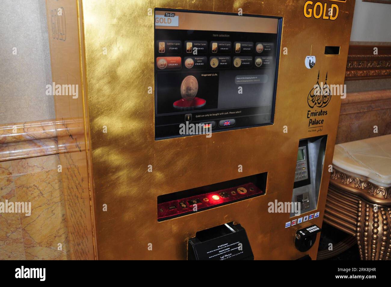 Gold vending machine hi-res stock photography and images - Alamy