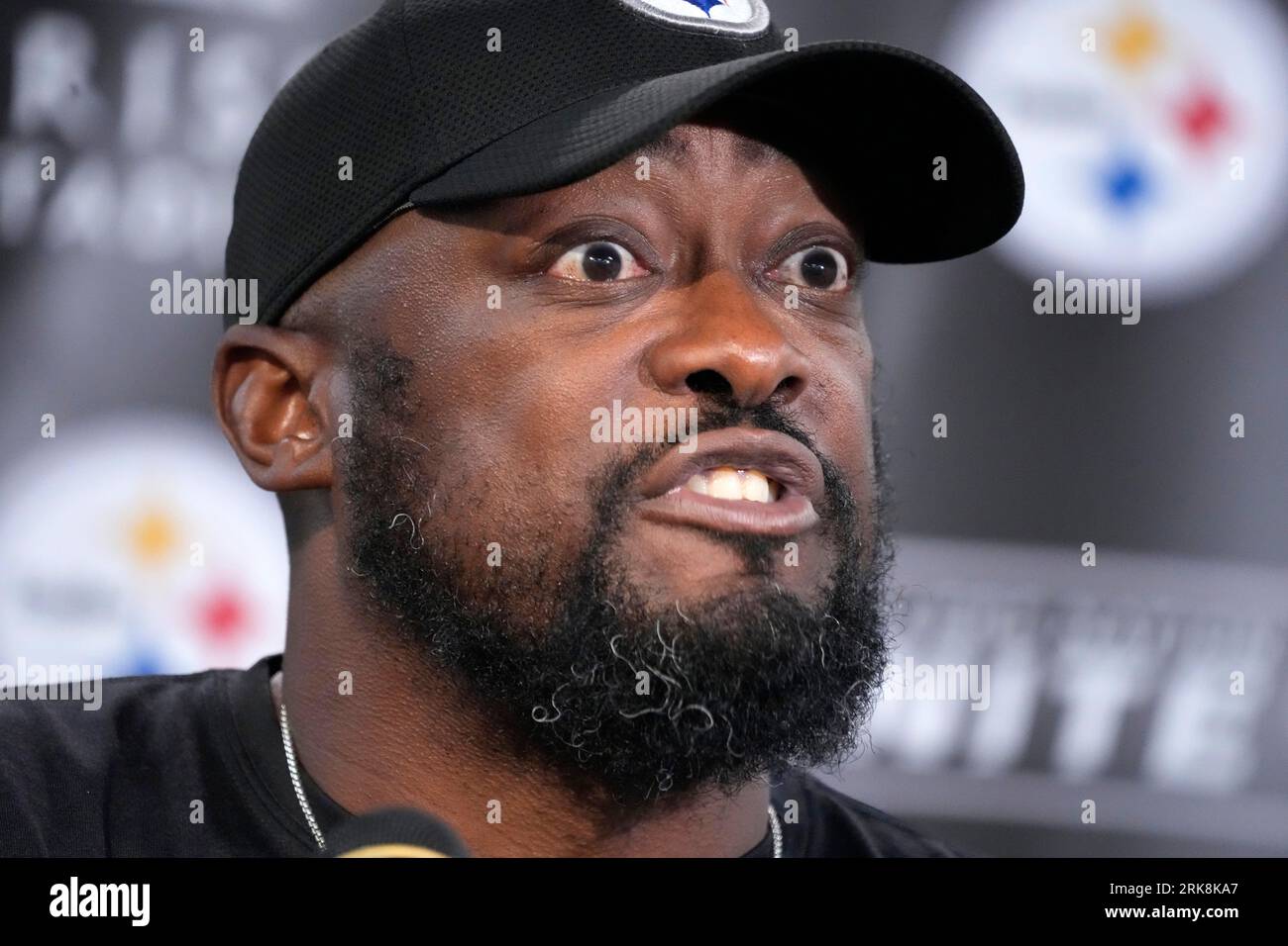 Pittsburgh Steelers head coach Mike Tomlin talks with reporters ...