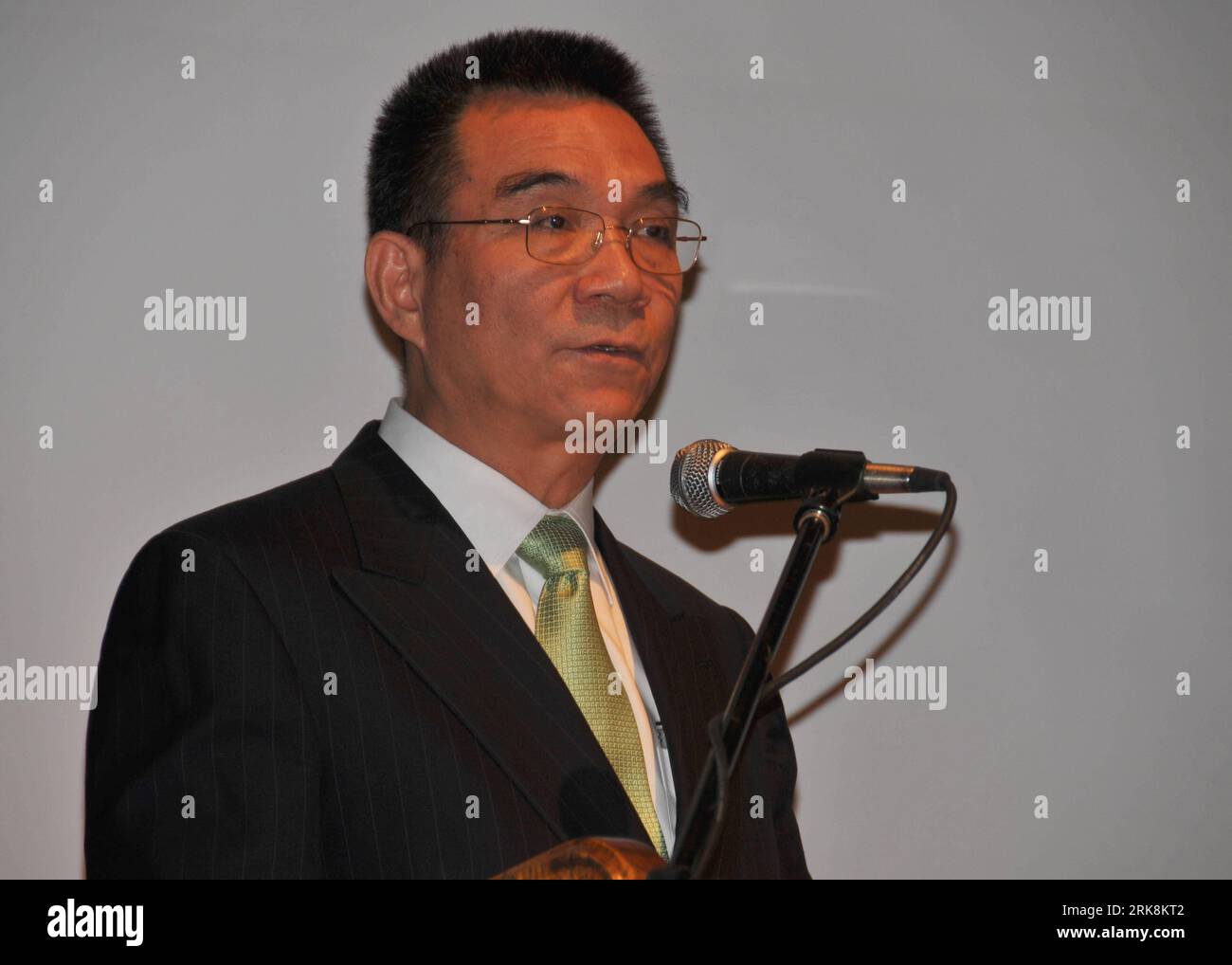 Economist effective hi-res stock photography and images - Alamy