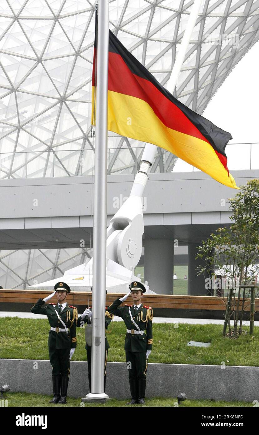 Flagge an fahnenmast hi-res stock photography and images - Alamy
