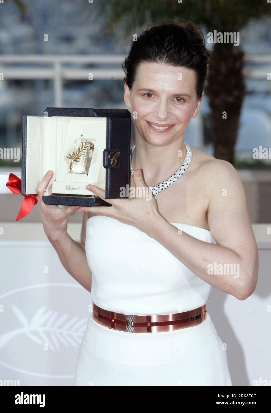 French actress Juliette Binoche (Beste Schauspielerin) poses after ...