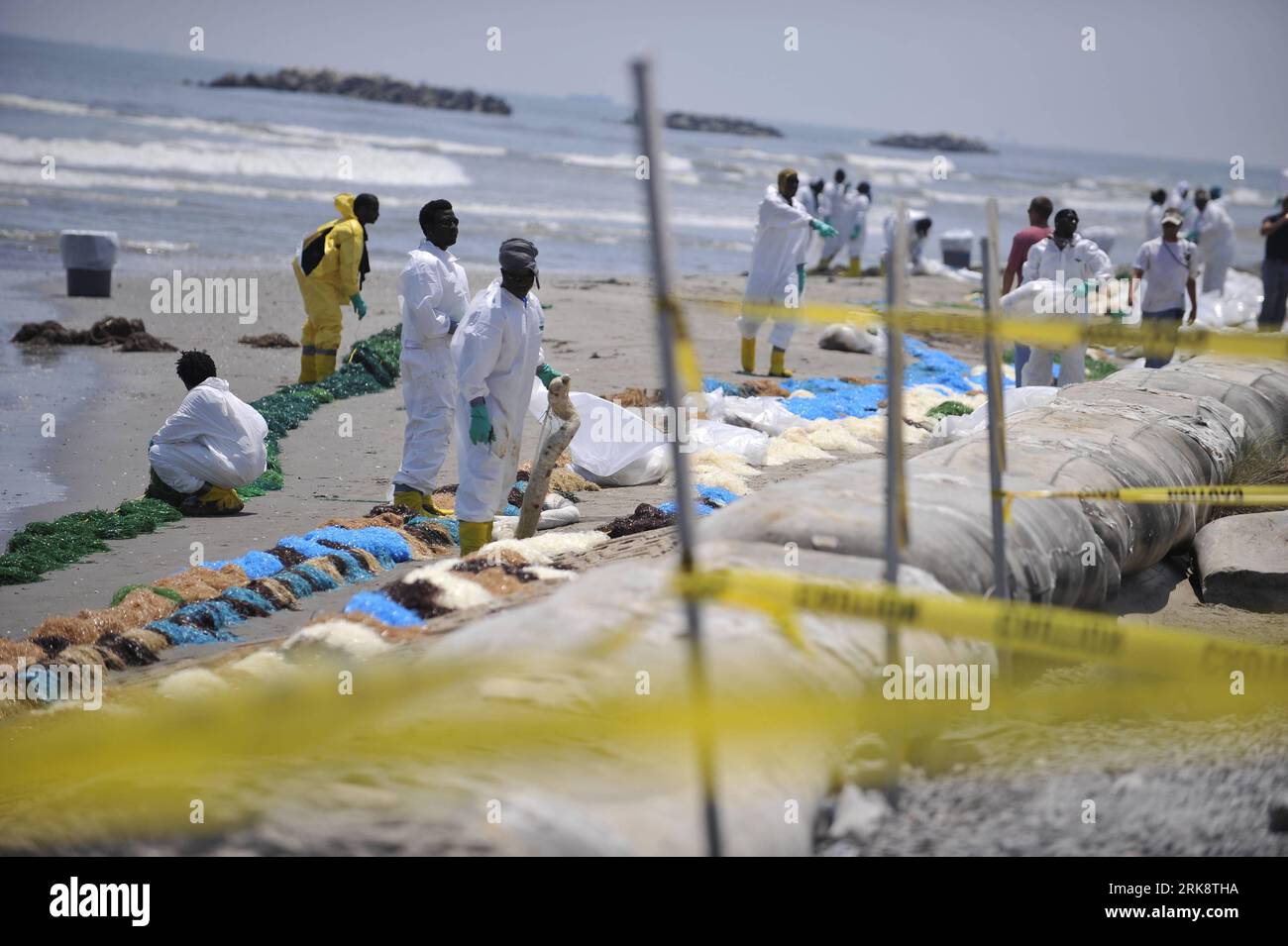 Workers set up oil hi-res stock photography and images - Alamy