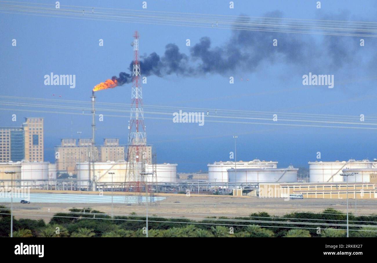 Kuwait city oil refinery hi-res stock photography and images - Alamy