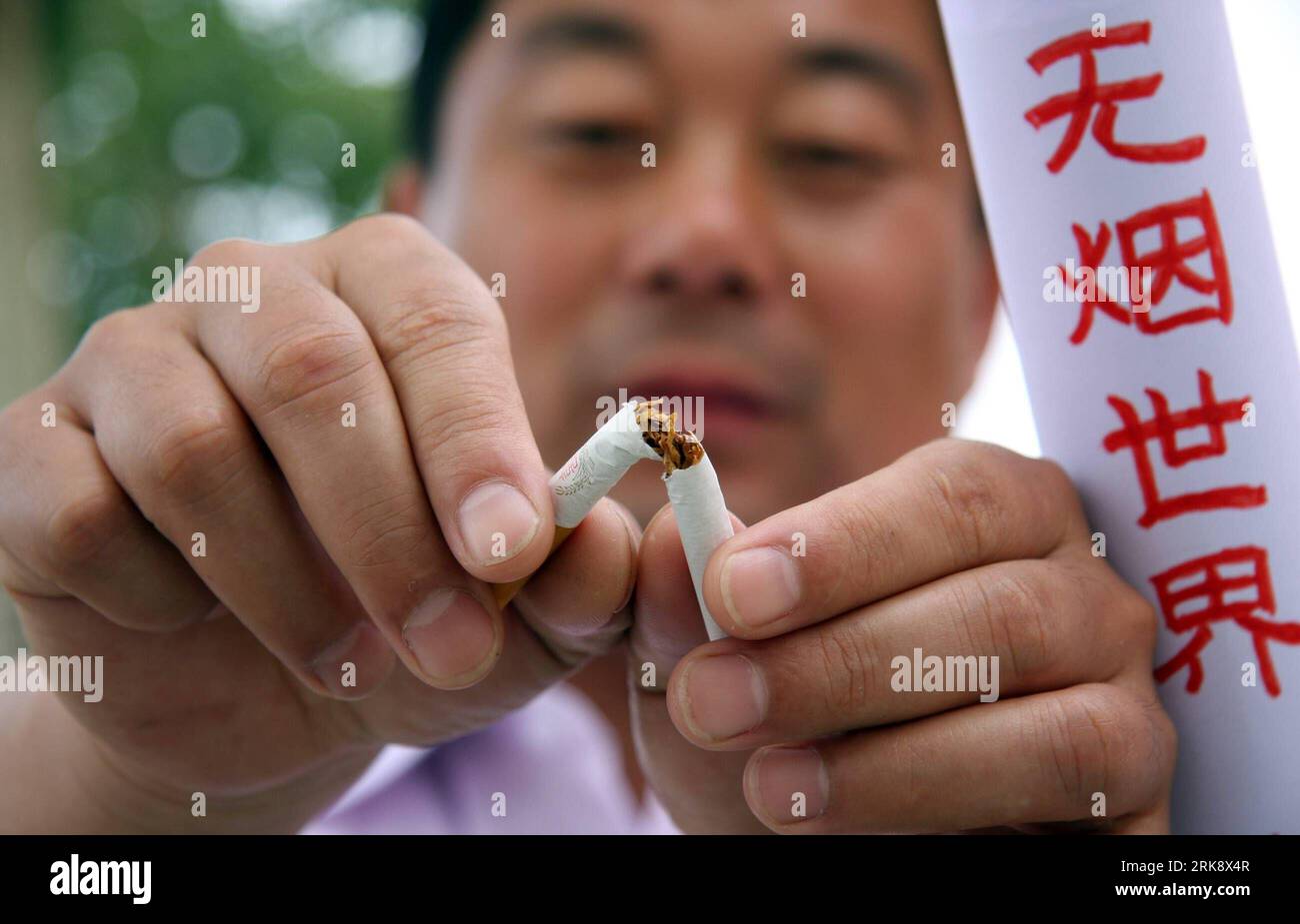 Parent smoking school hi-res stock photography and images - Alamy
