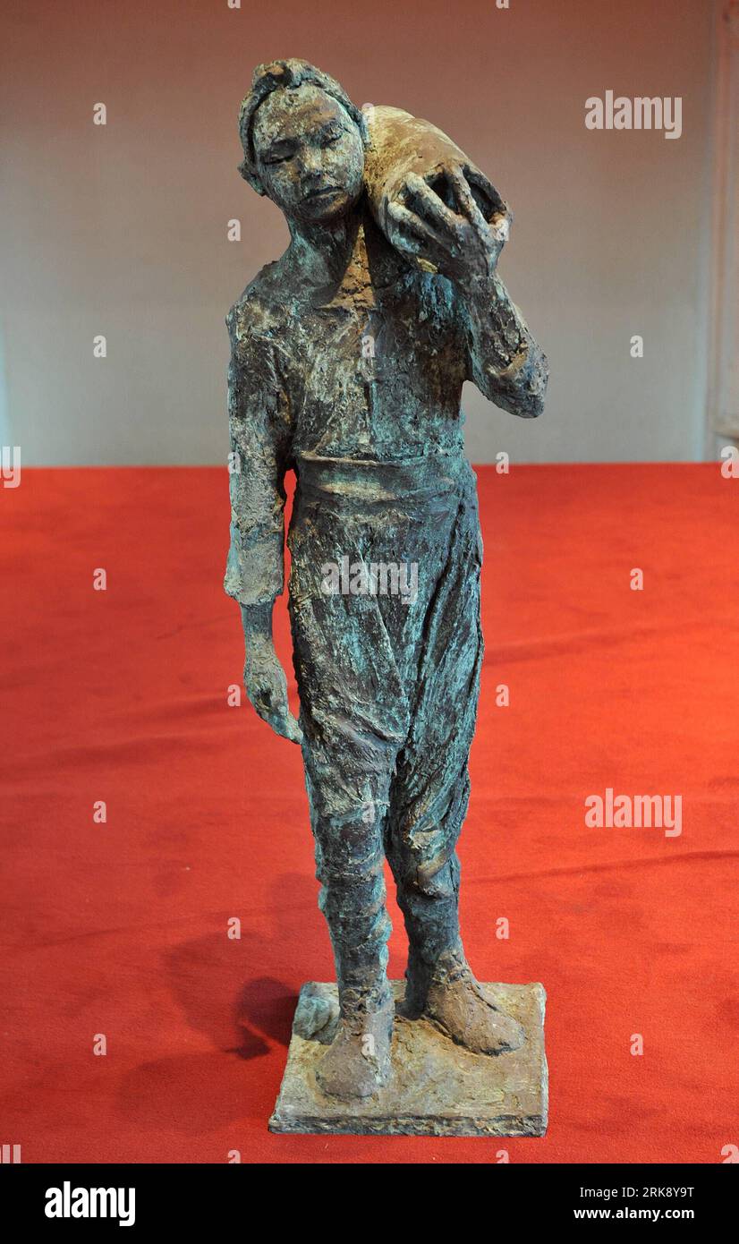 Labour statue hi-res stock photography and images - Alamy