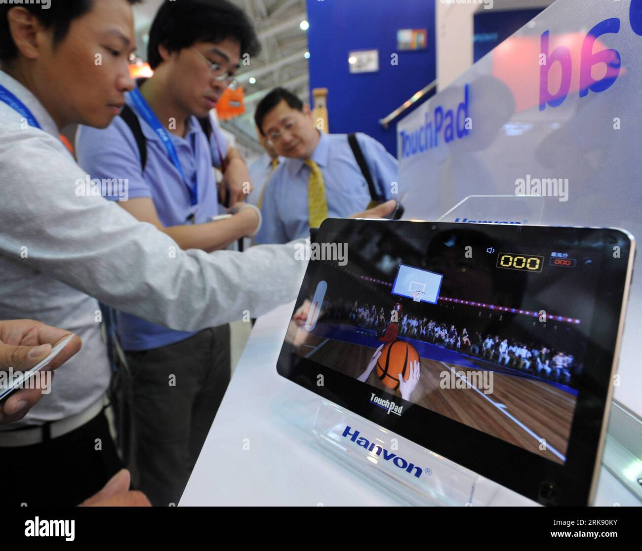 Bildnummer: 54098343 Datum: 01.06.2010 Copyright: imago/Xinhua Visitors watch the touch-control ...
