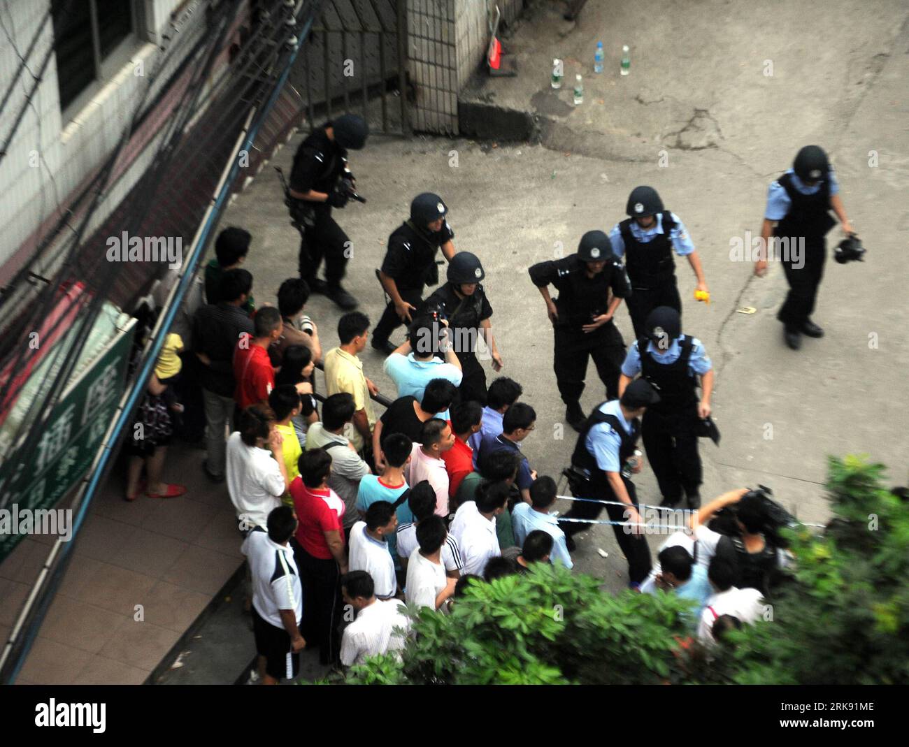 Police gunman standoff hi-res stock photography and images - Alamy