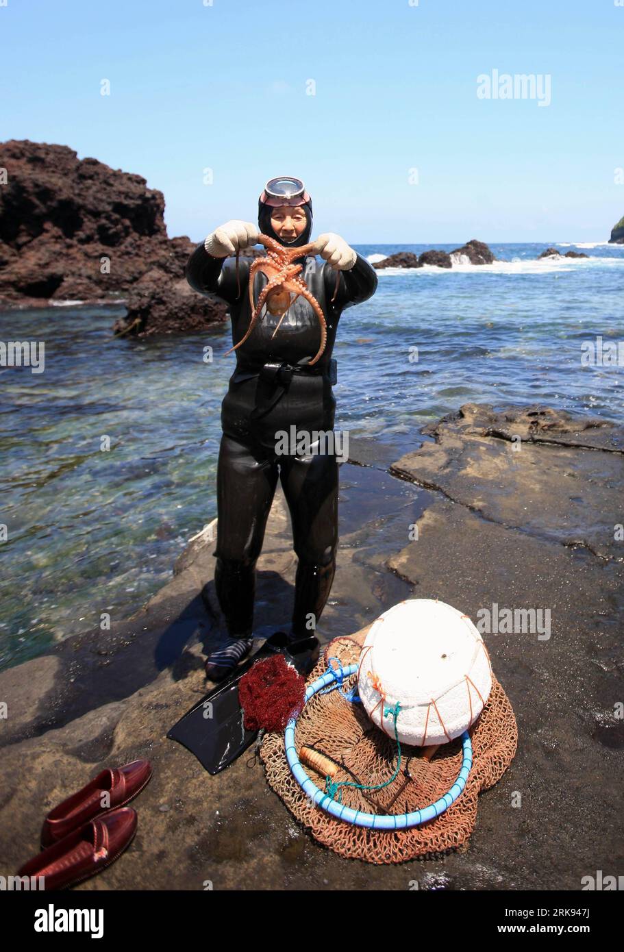 Woman diver jeju island hi-res stock photography and images - Alamy