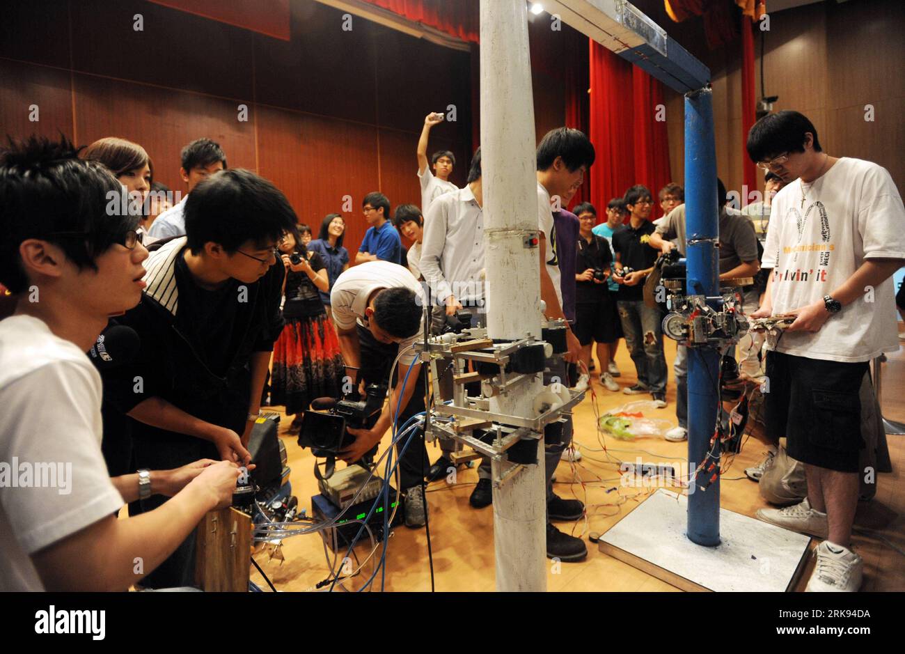 Chinese traditional mechanical technology hi-res stock photography and ...