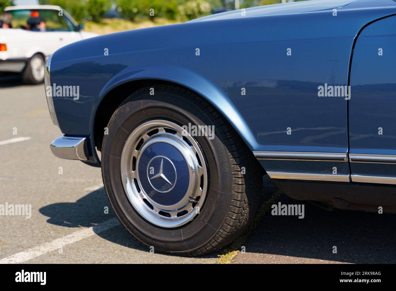 Mercedes benz sl pagode hi-res stock photography and images - Alamy