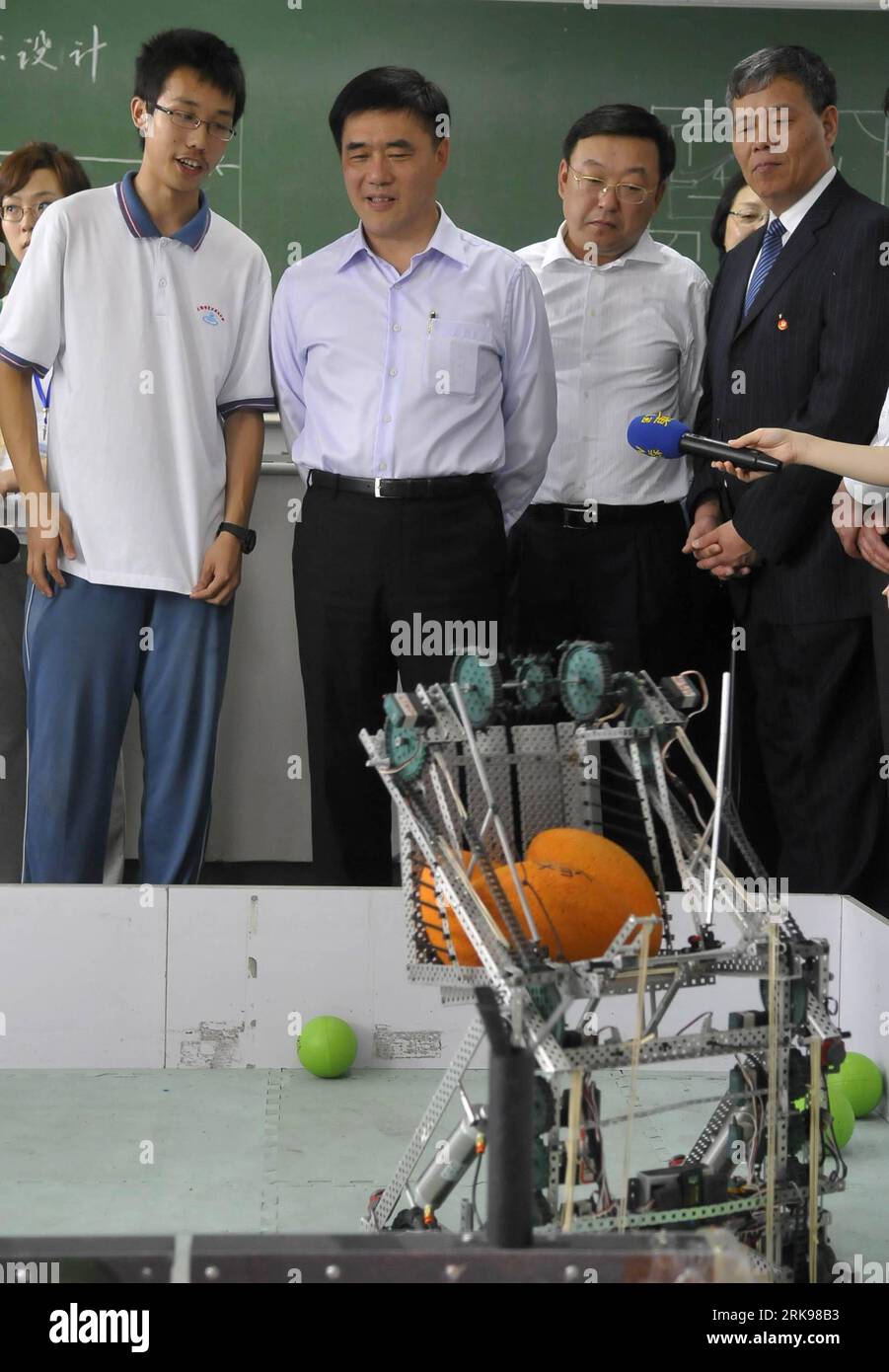 Bin robot hi-res stock photography and images - Alamy