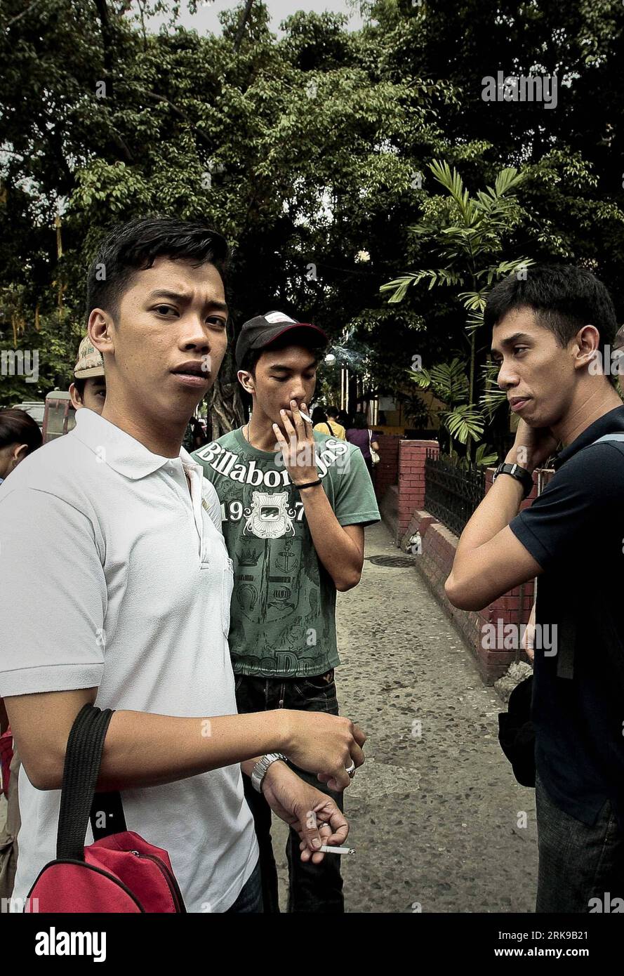 Filipinos talking philippines hi-res stock photography and images - Alamy