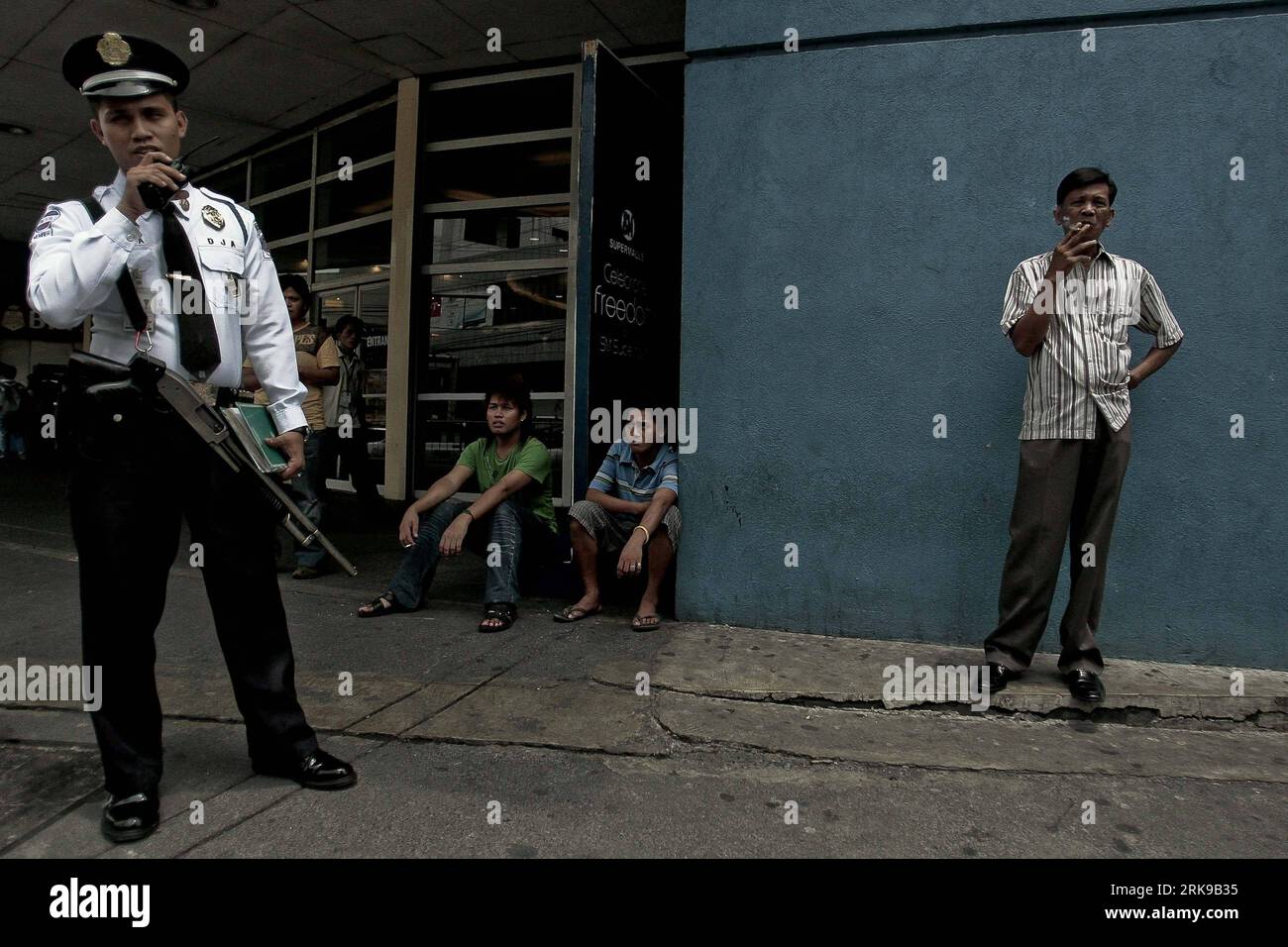 Philippines smokers hi-res stock photography and images - Alamy