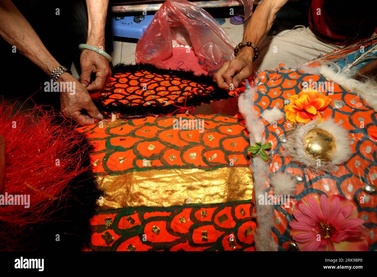 Roosters dance hi-res stock photography and images - Alamy