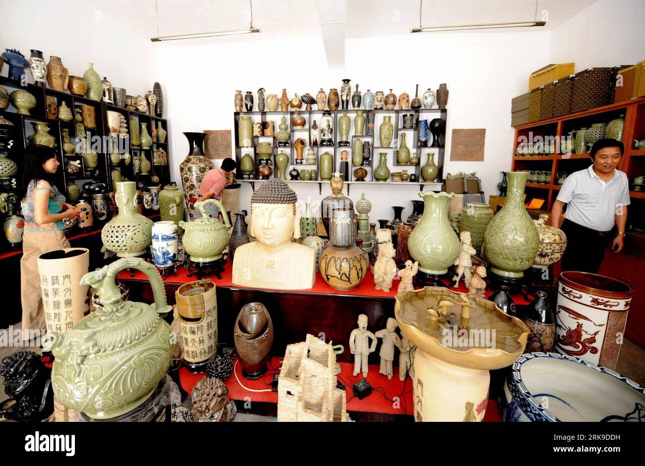 Chen lu pottery hi-res stock photography and images - Alamy