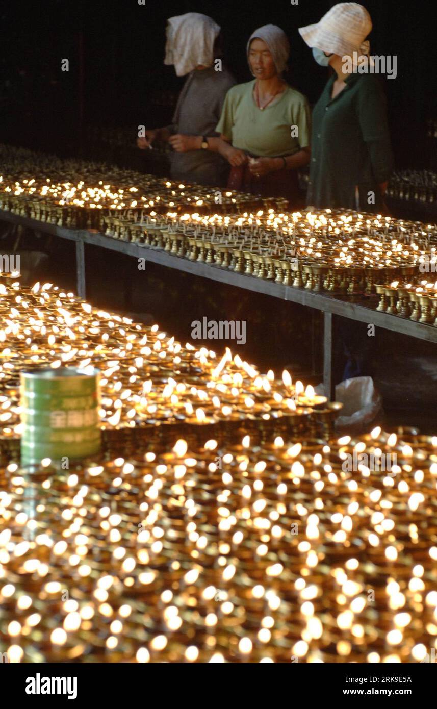 Pilgrims burning incense and worshipping buddha hi-res stock ...