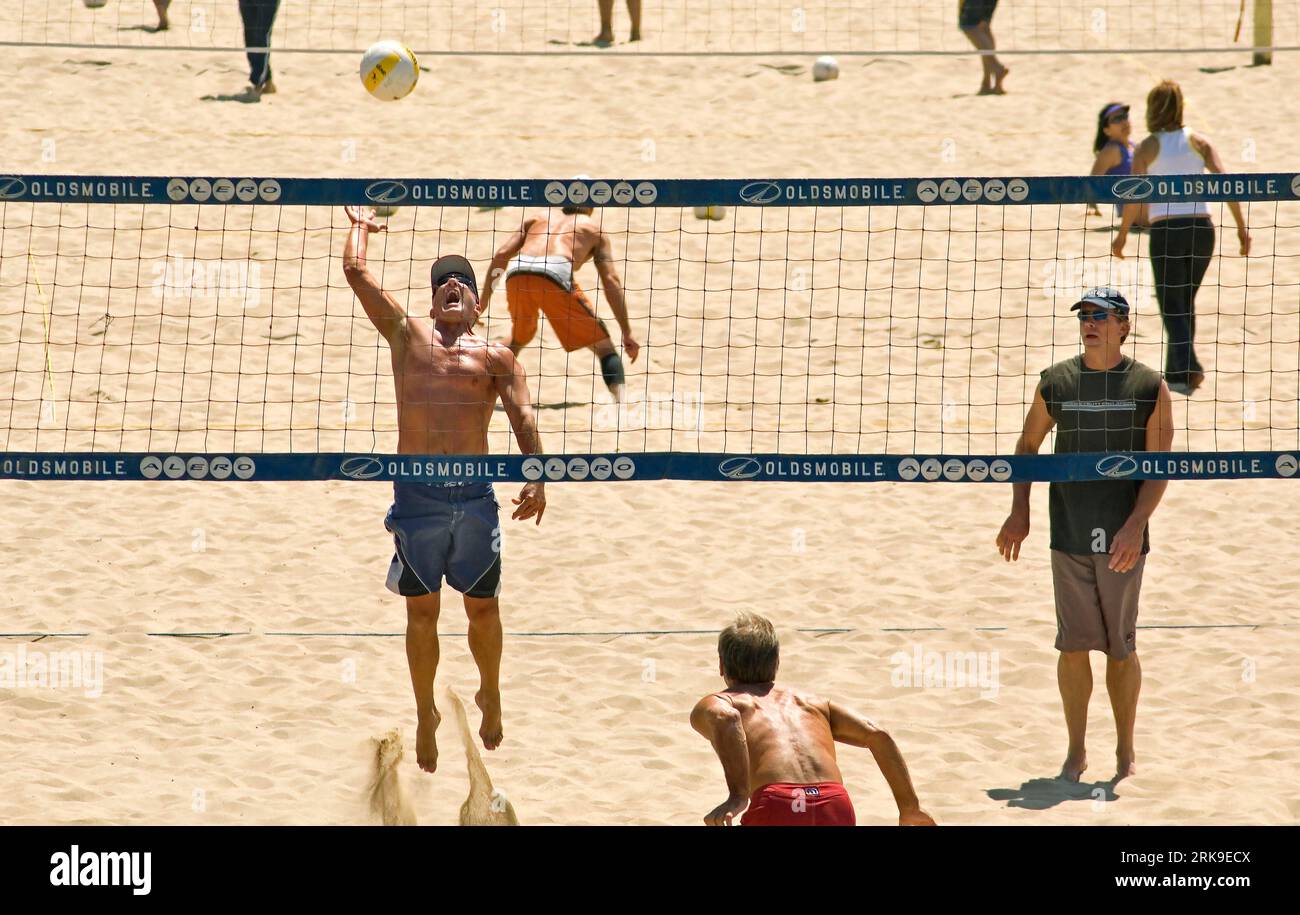 Volleyball at beach hi-res stock photography and images - Alamy