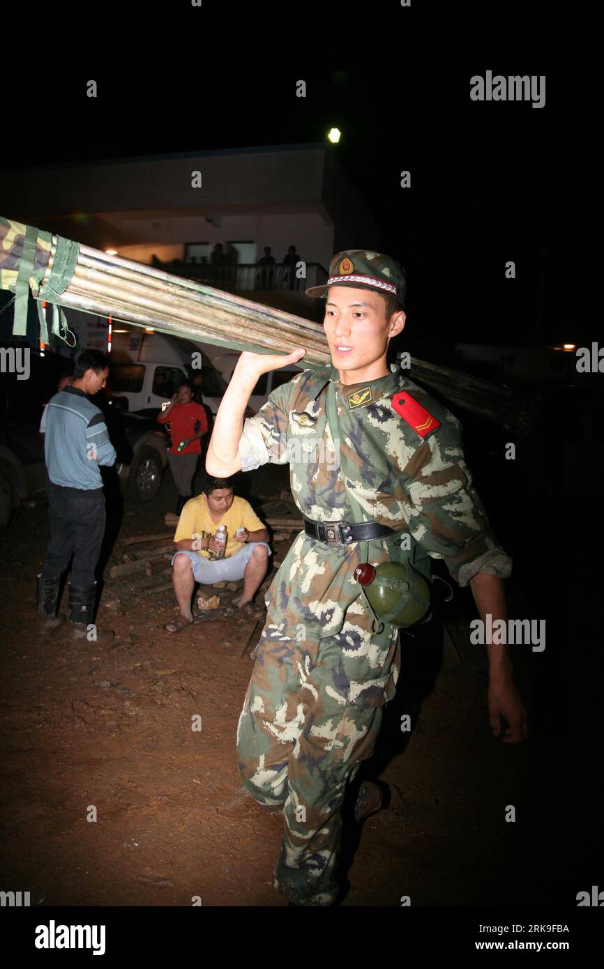 Shoulder poles hi-res stock photography and images - Alamy