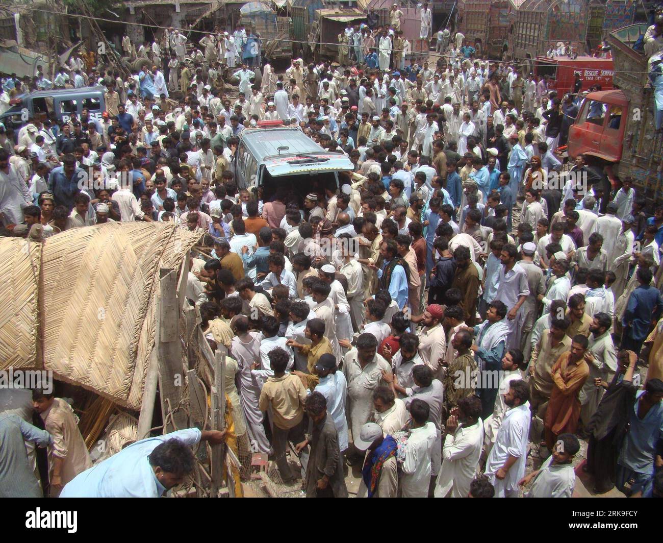 Crowded truck in pakistan hi-res stock photography and images - Alamy