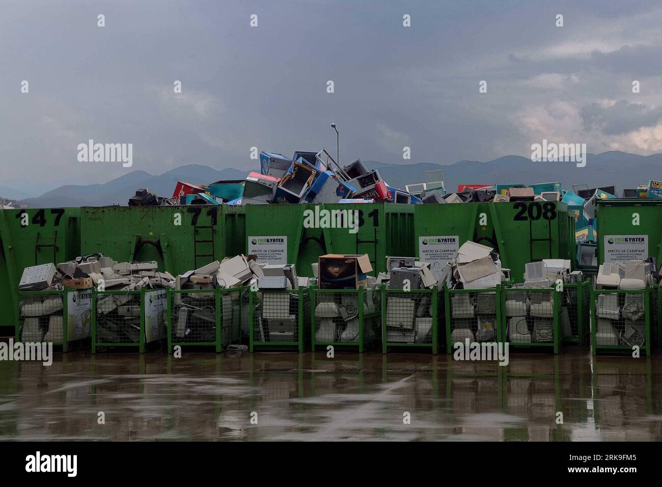 Electronic recycling facility hi-res stock photography and images - Alamy