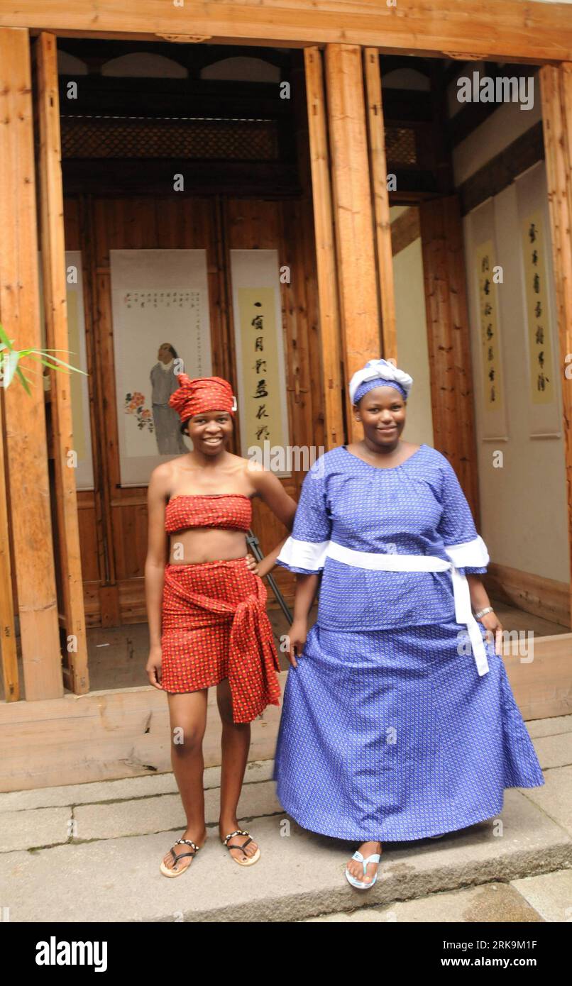 Zimbabwe traditional dress hi-res stock photography and images - Alamy