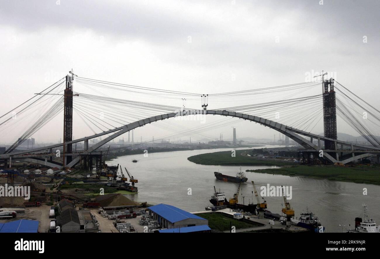 Double directions hi-res stock photography and images - Alamy