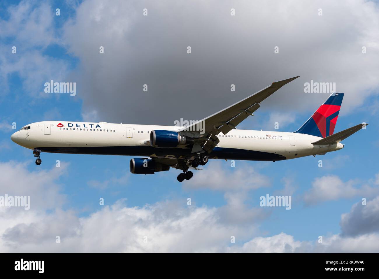 Delta Air Lines Boeing 767-432/ER jet airliner plane N827MH on finals ...